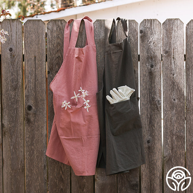Cross-Back Garden Apron – Heirloom Roses